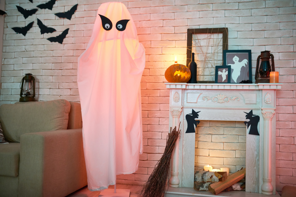 Szellemes halloweeni dekorációk - egyszerű ötletek, középpontban a ...
