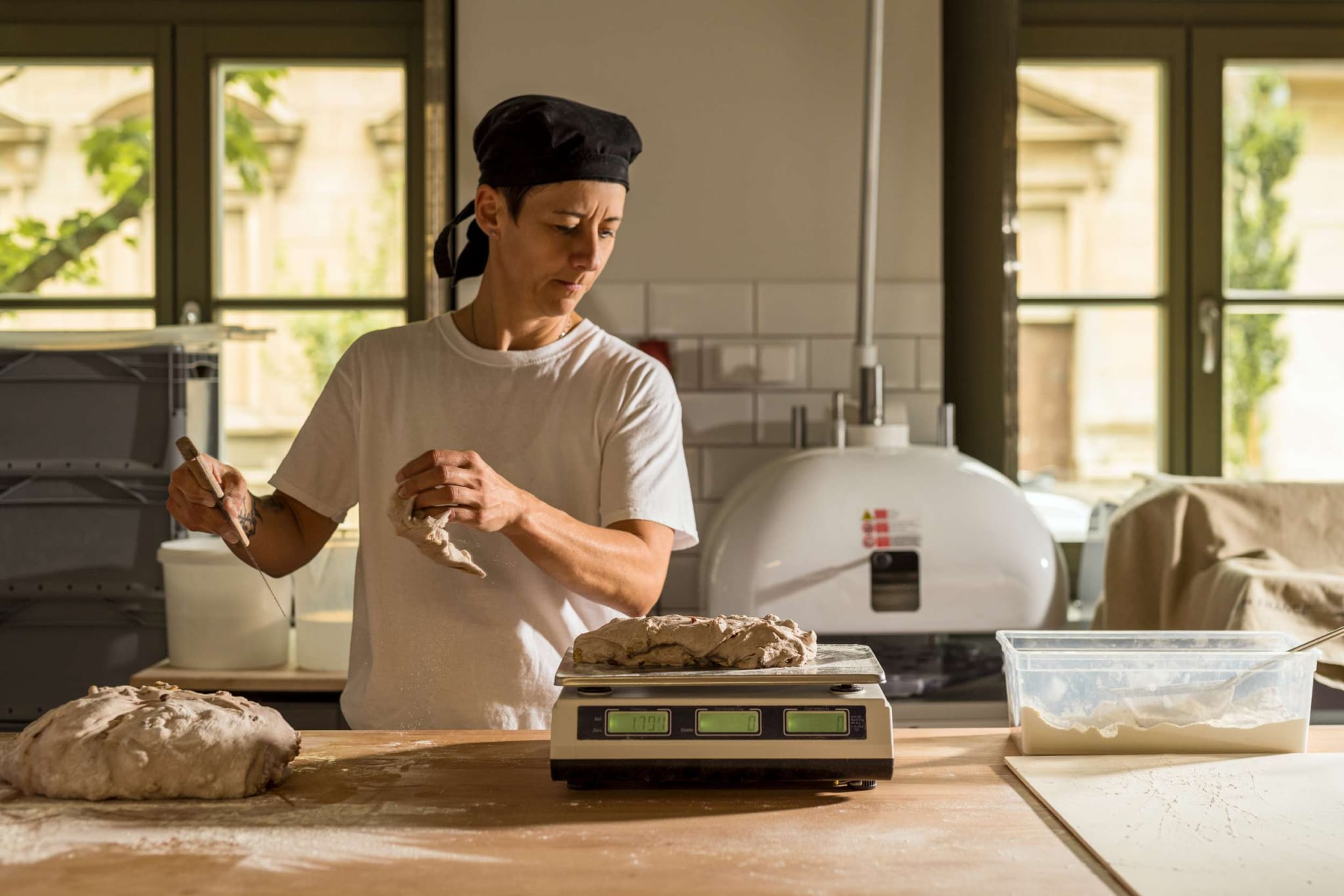 200 éves házban sülnek a kovászos kenyerek a Bazsalikomos Kert mesés ...