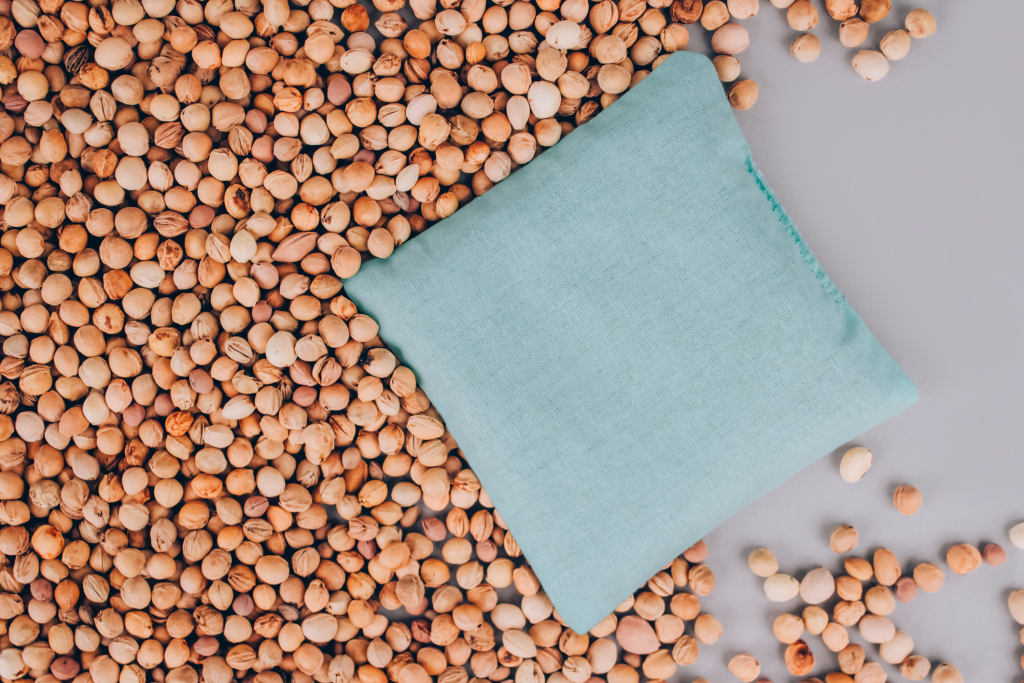 Melegítve és fagyasztva is gyógyít a meggymag párna. Így készítsd el