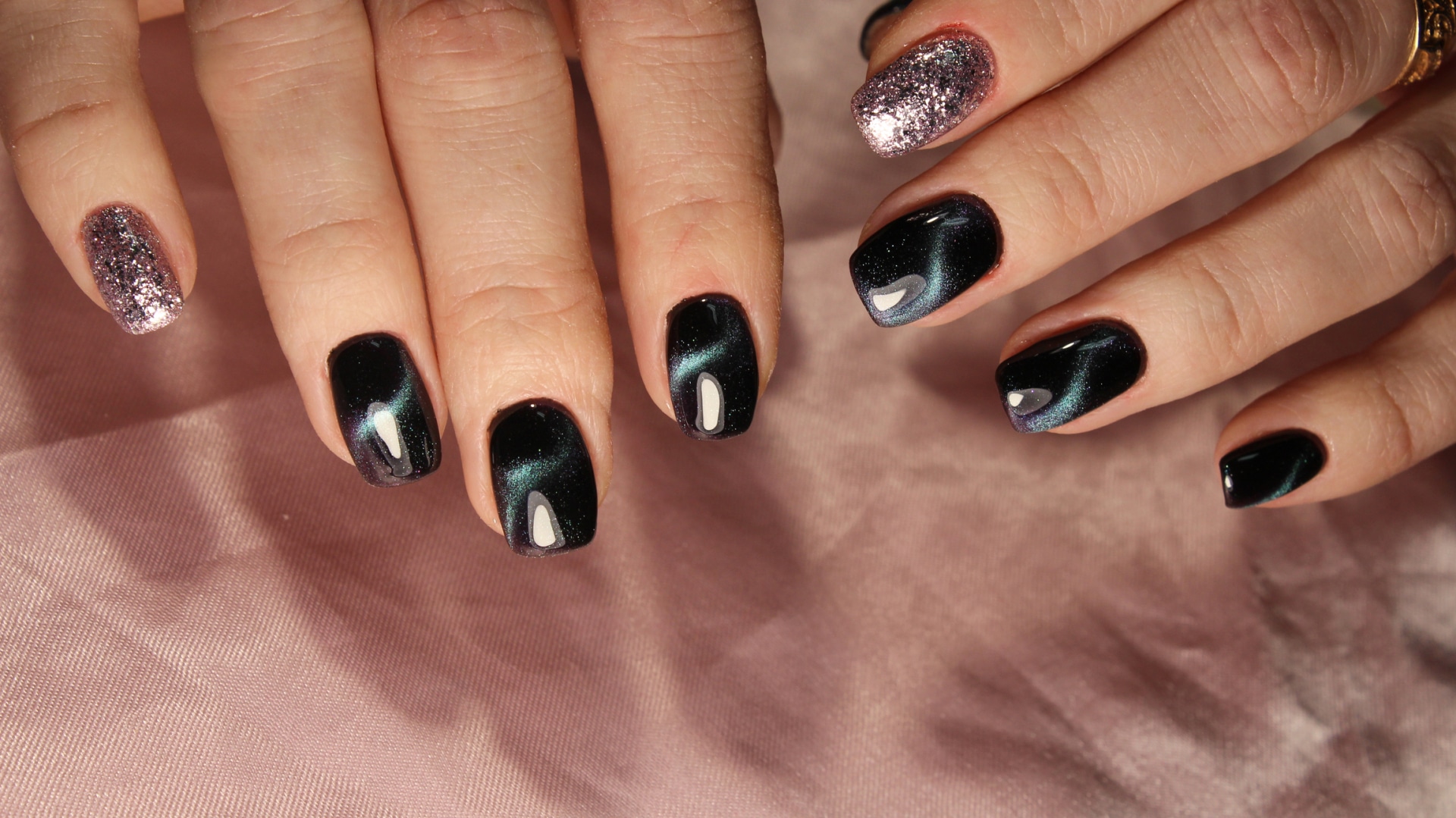 10 trendi köröm design, amit mindenki imádni fog 2025-ben!